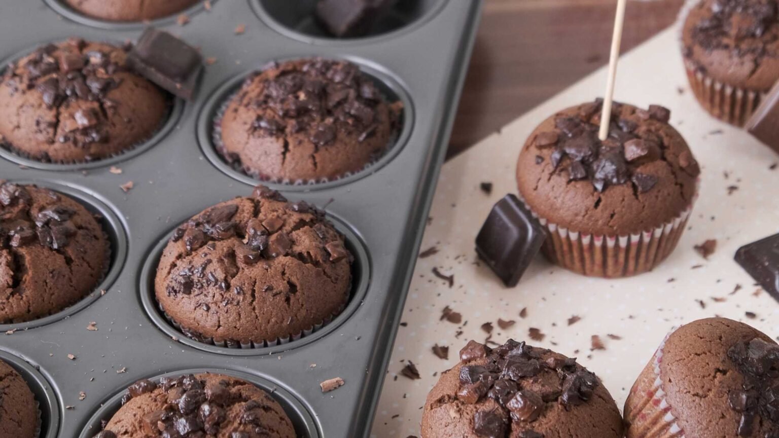 Chocolate Lava Cakes in Muffin Tins Recipe – Easy Molten Lava Cake in ...